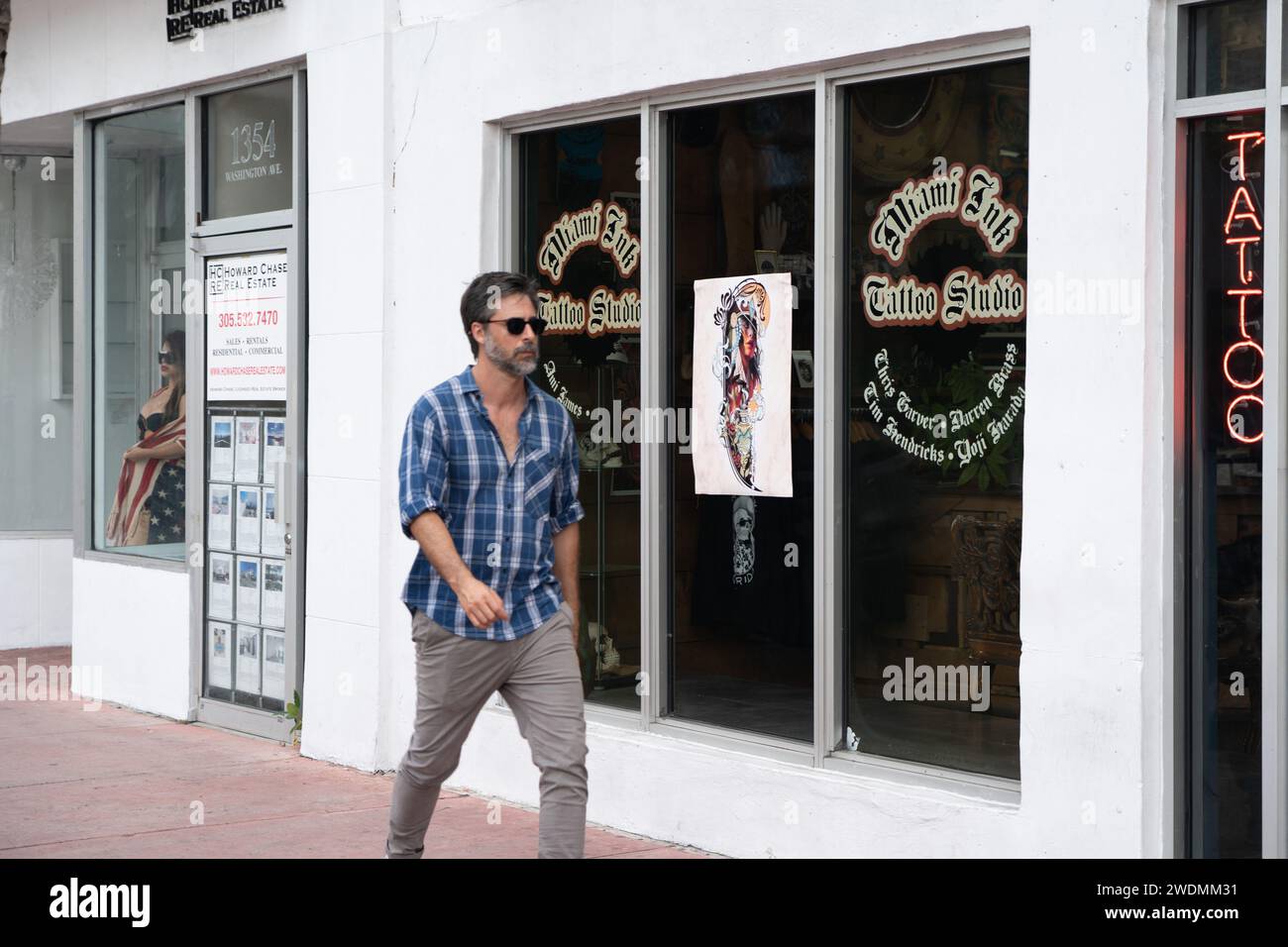 HUGO SILVA in BUSCANDO A COQUE, directed by CÉSAR F. CALVILLO and ...