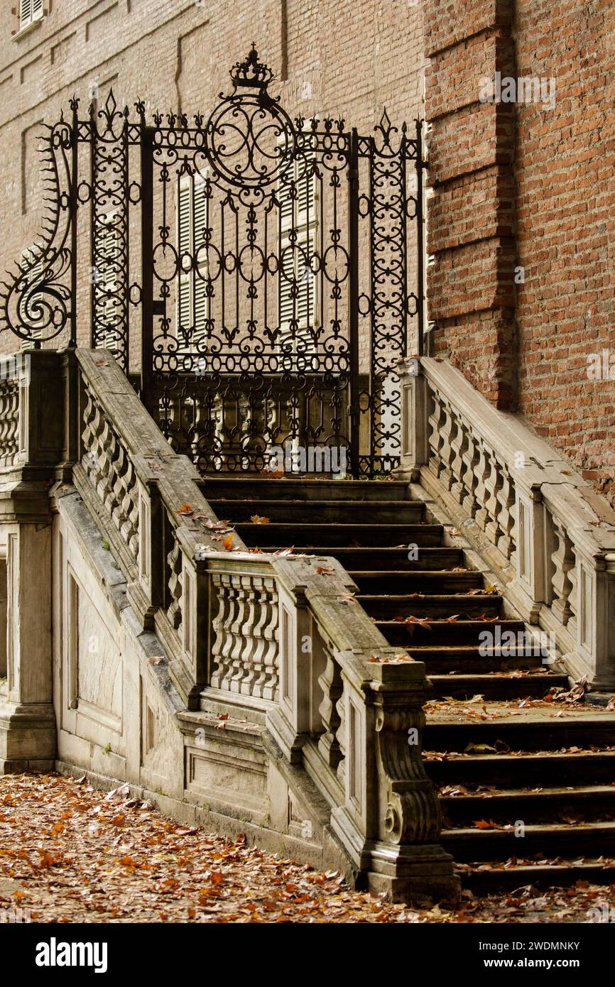 Cast iron steps hi-res stock photography and images - Alamy