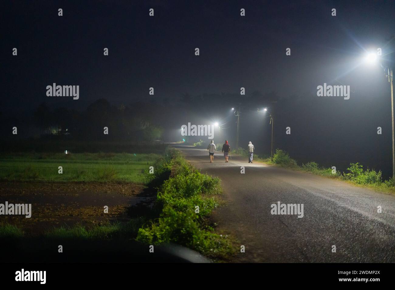 Dimly lit street hi-res stock photography and images - Alamy