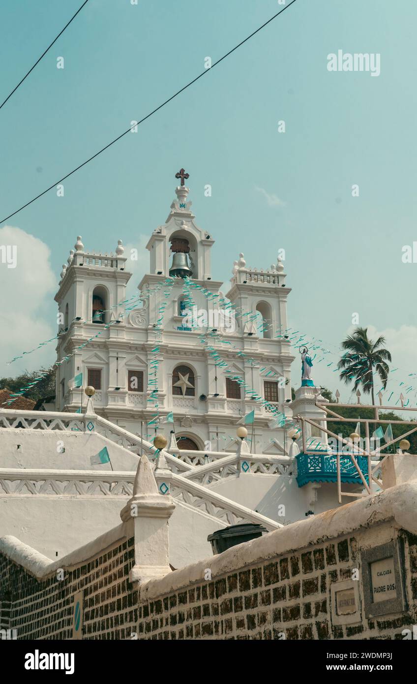 Church with palm trees hi-res stock photography and images - Alamy