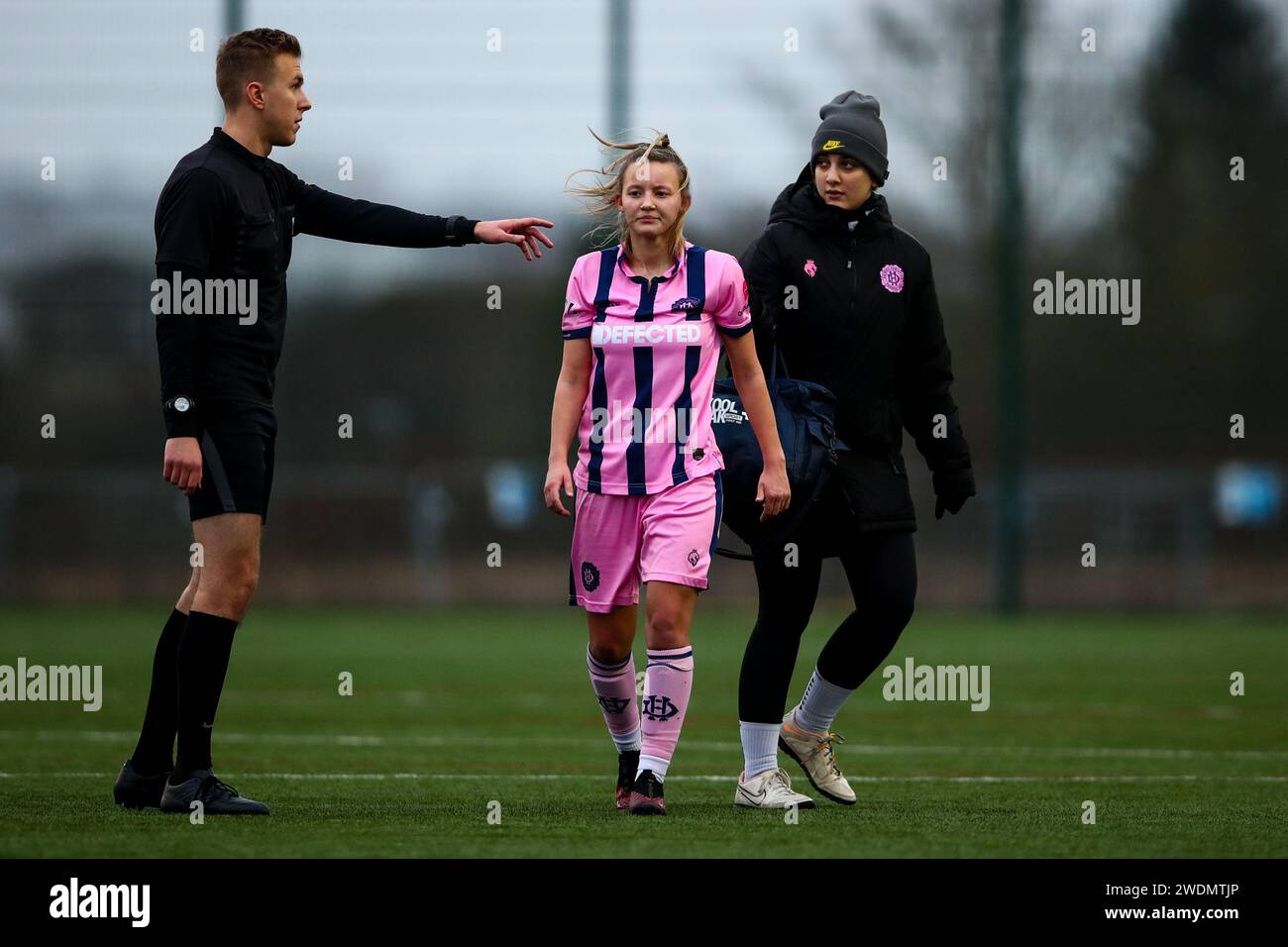 Football physio women hi-res stock photography and images - Alamy