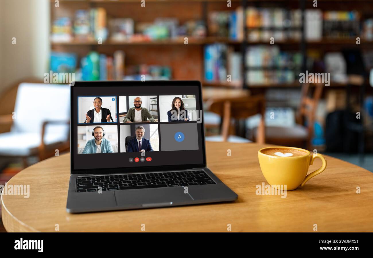 Computer chat screen hi-res stock photography and images - Alamy