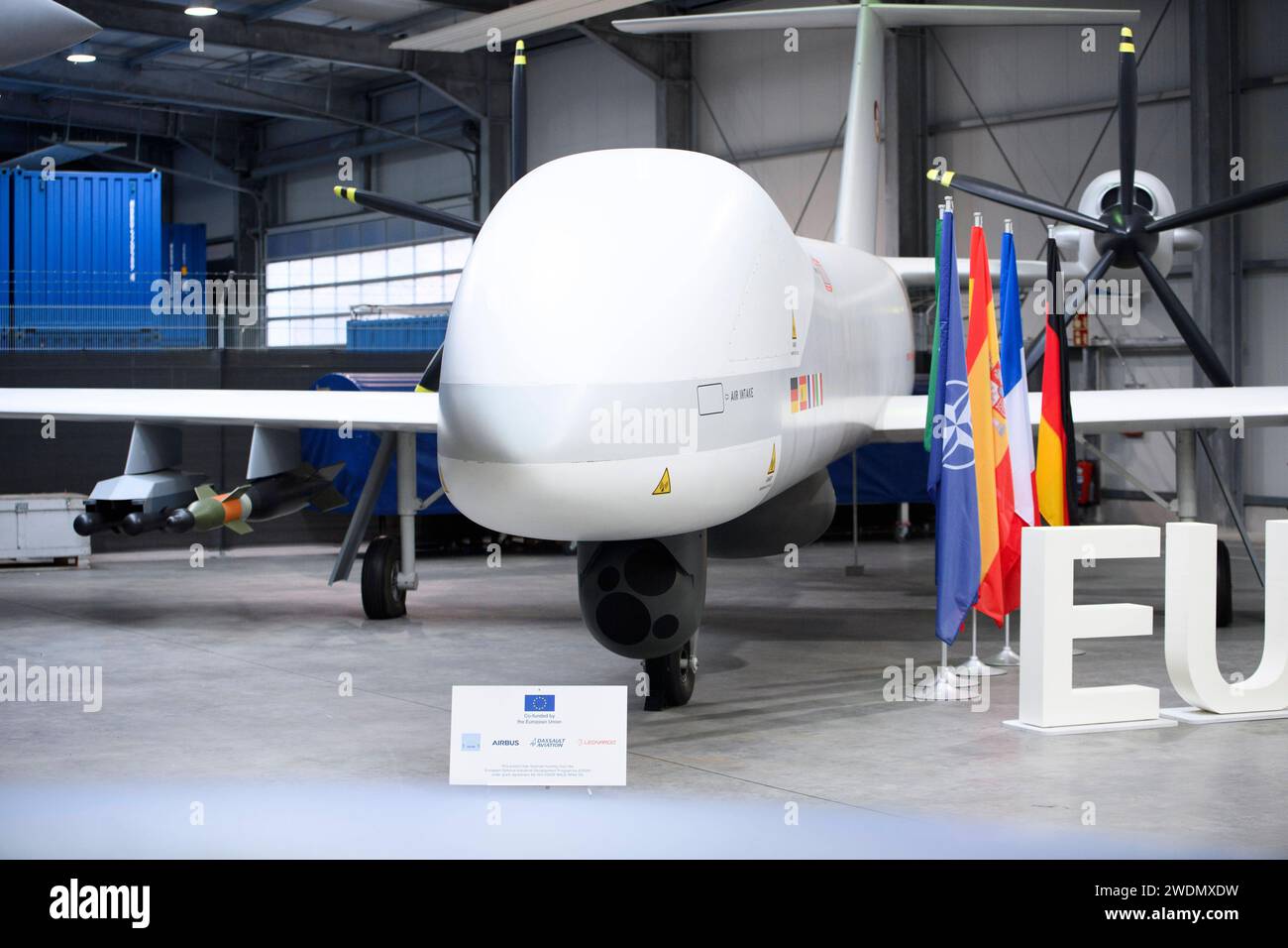 Modell einer Eurodrone, Drohne, unbemannt, Fluggeraet, Airbus ...