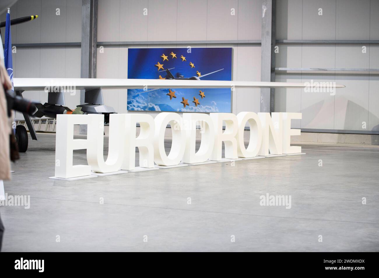 Modell einer Eurodrone, Drohne, unbemannt, Fluggeraet, Airbus ...