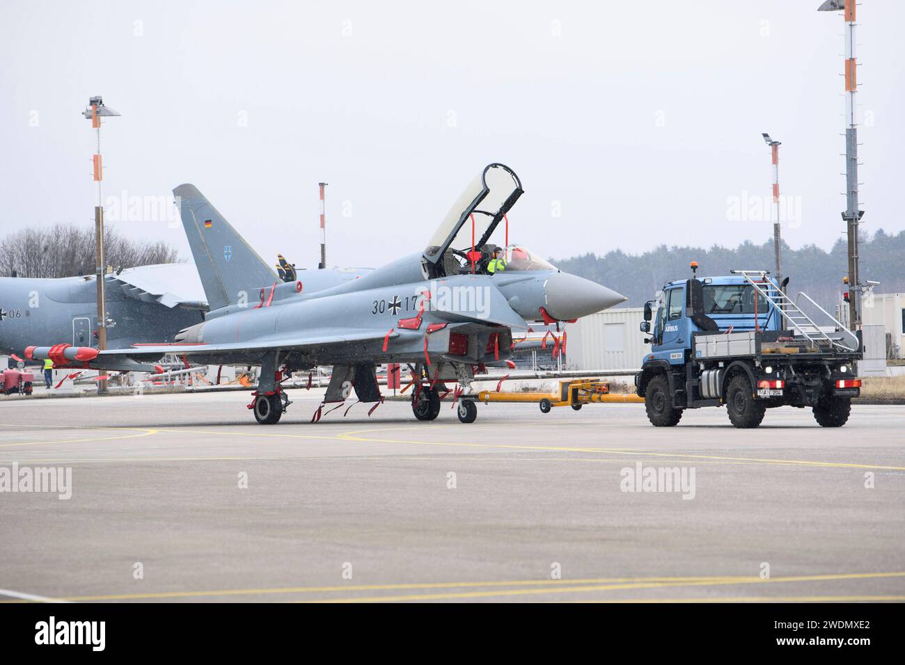 Ein Eurofighter wird zur Stratbahn gezogen, Testflug, Vorbereitung ...