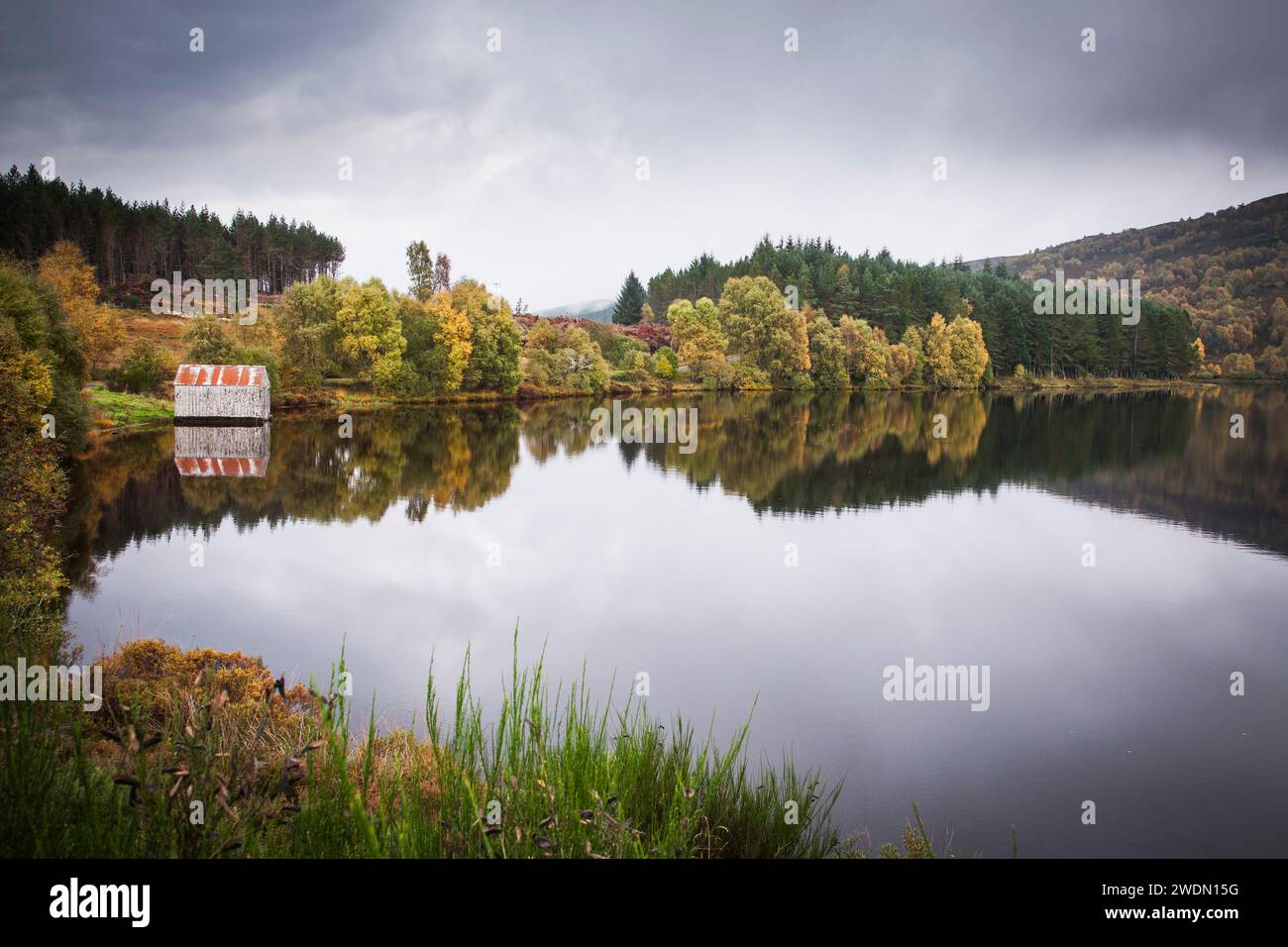 Boat house on the edge of a loch in Scottish autumn landscape. Loch ...