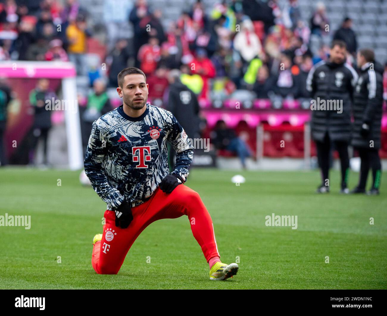 Raphael Guerreiro (FC Bayern Muenchen, #22) beim Warm Up vor dem Spiel ...