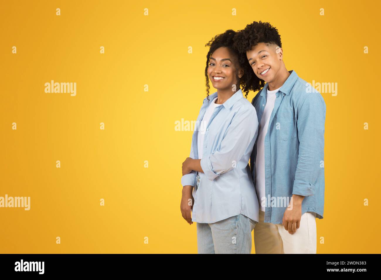 People wearing blue shirts hi-res stock photography and images - Alamy