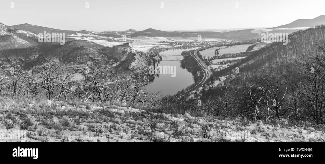 Winter view for valley of river Labe in frosty snowy landscape ...