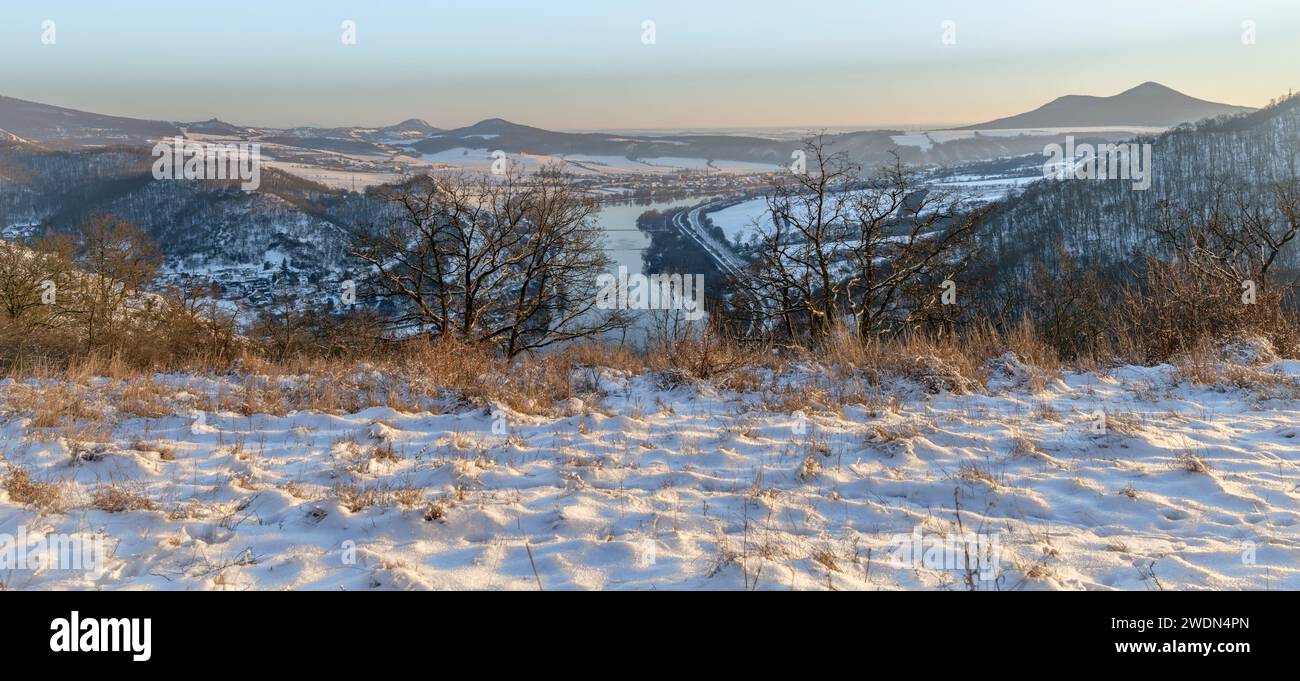 Winter view for valley of river Labe in frosty snowy landscape ...