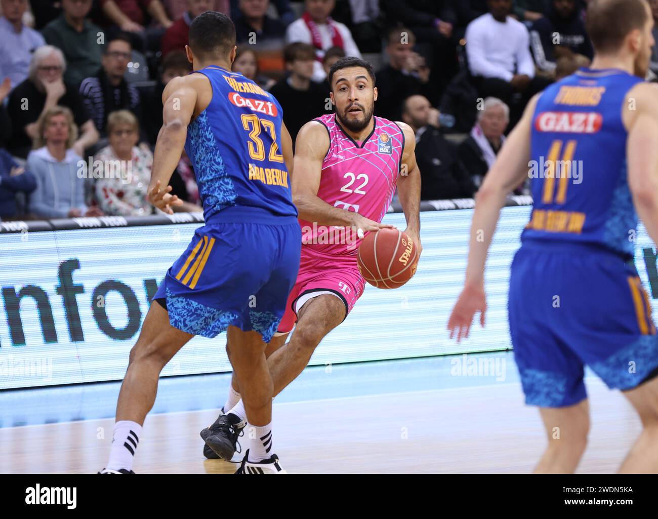 Bonn, Deutschland. 21st Jan, 2024. Johannes Thiemann (Alba), Noah ...
