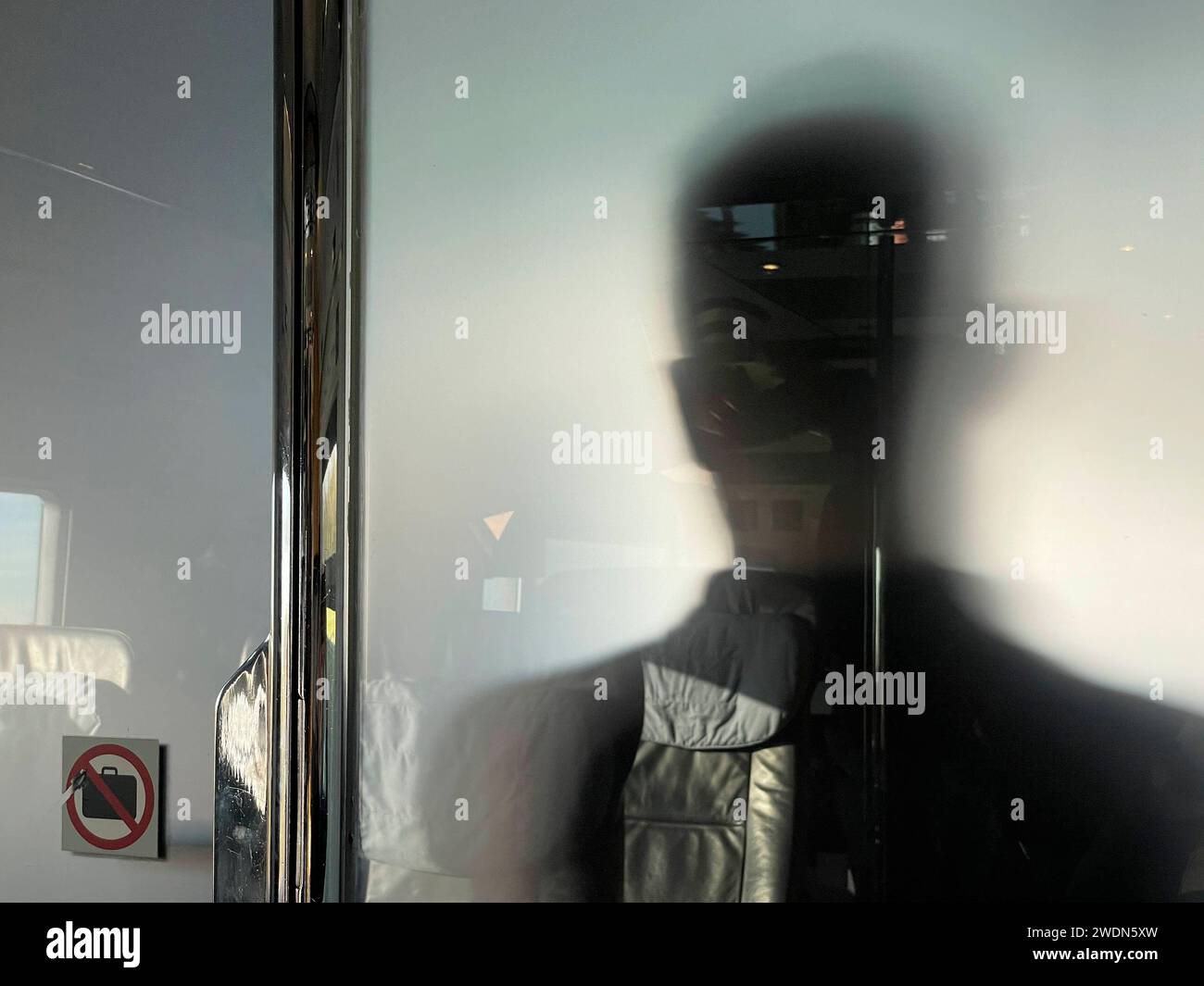 Lokführer Lokführer im Führerstand eines ICE-Triebkopfes der Deutschen ...