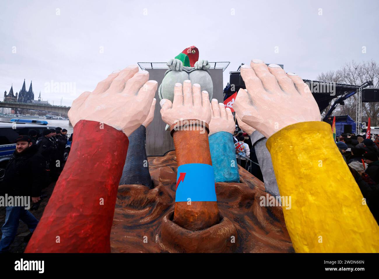 Ein Karnevalswagen des Rosenmontagszuges mit zum Hitlergruß erhobenen ...