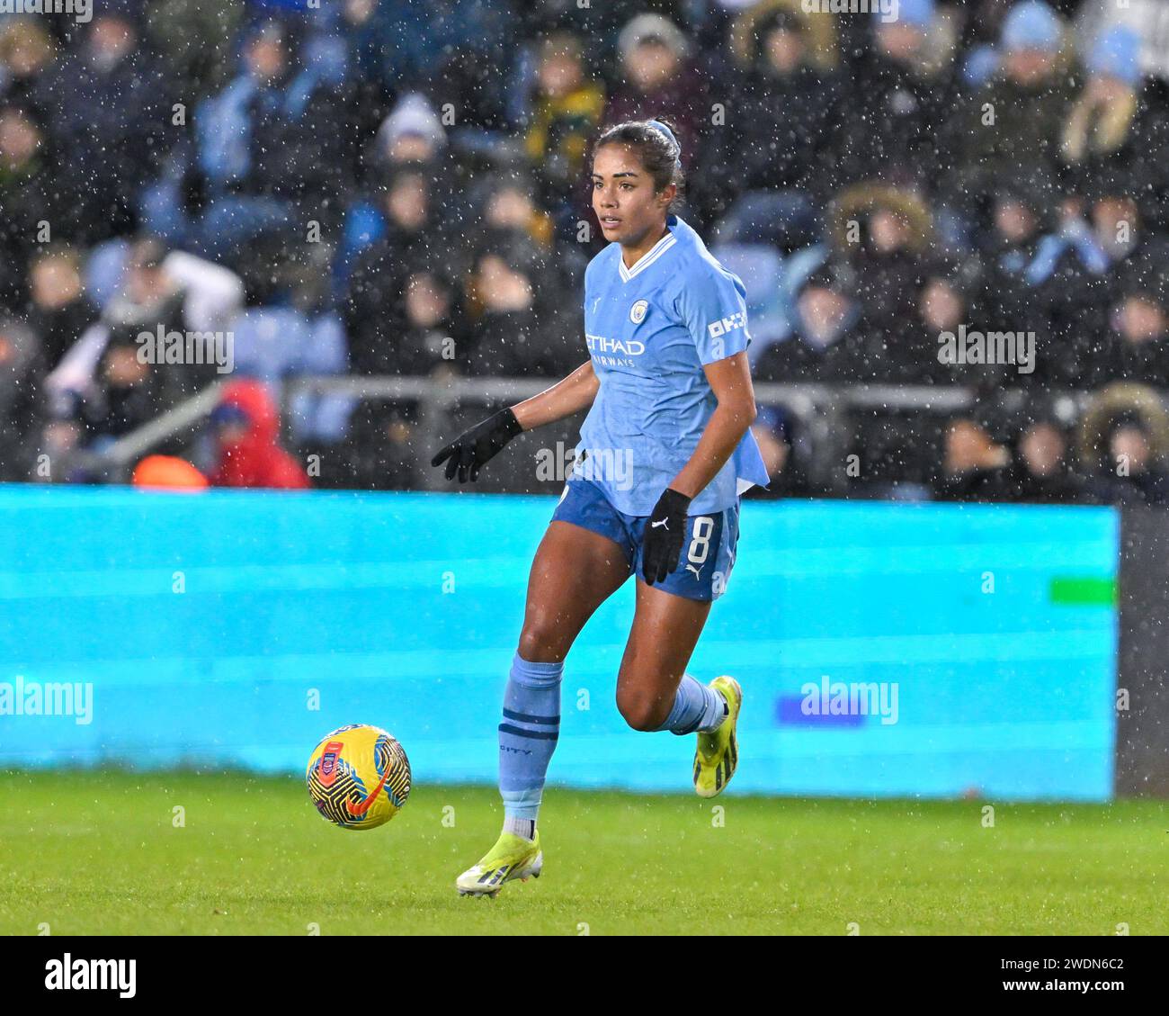 Mary Fowler of Manchester City Women breaks forward with the ball ...