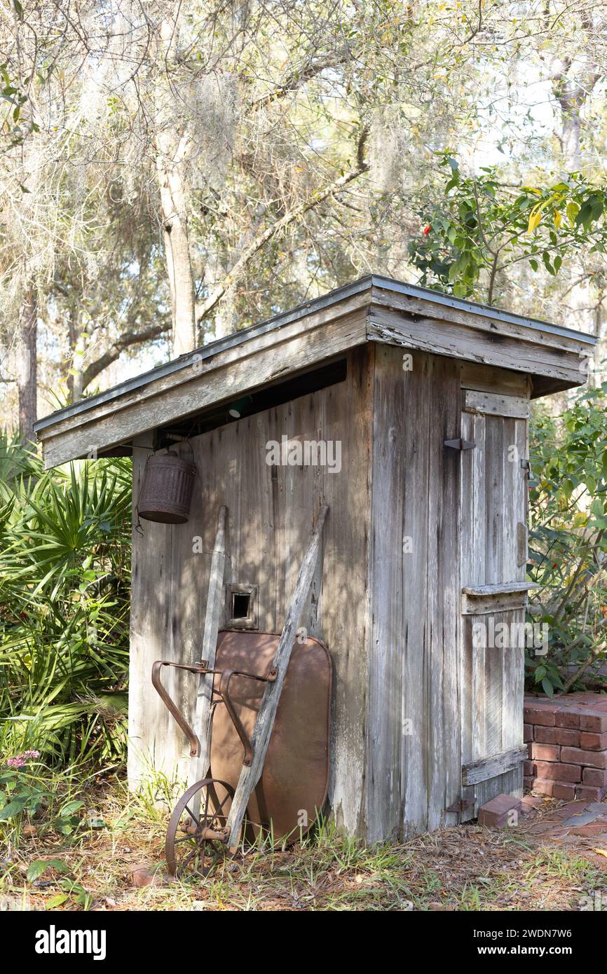 Old wooden outhouse hi-res stock photography and images - Alamy
