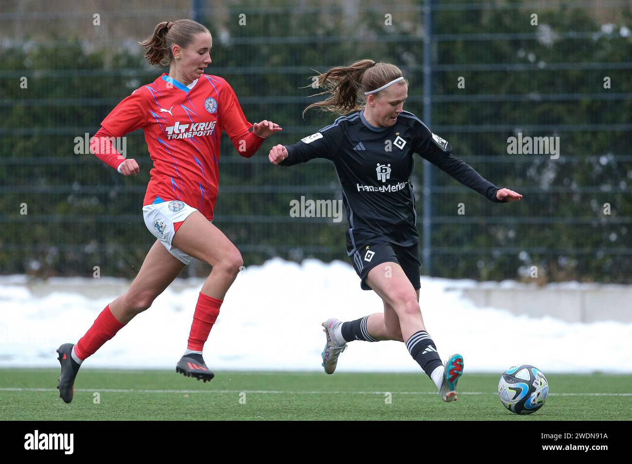 Hamburg, Deutschland. 21st Jan, 2024. v.li.: Liza von Blumenthal ...