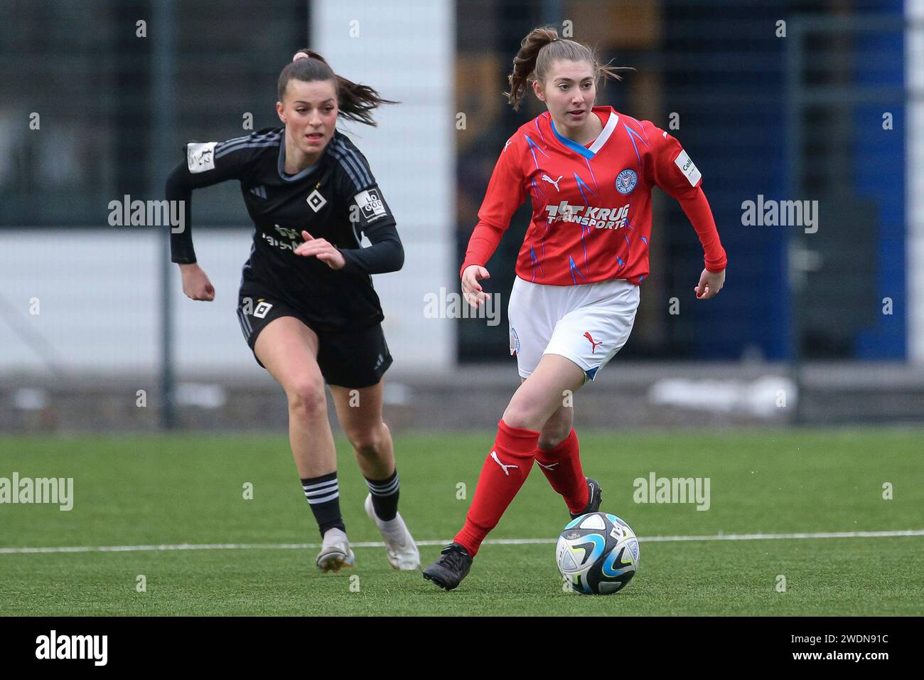 Hamburg, Deutschland. 21st Jan, 2024. v.li.: Nele Karowski (Hamburger ...