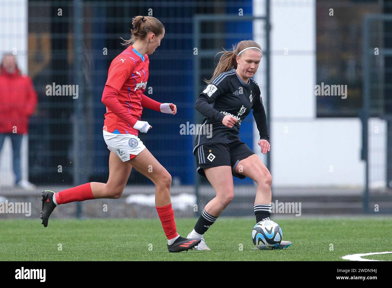 Hamburg, Deutschland. 21st Jan, 2024. v.li.: Liza von Blumenthal ...