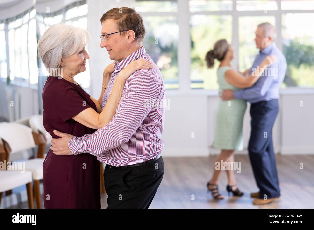 Group couple dancing on slow hi-res stock photography and images - Alamy