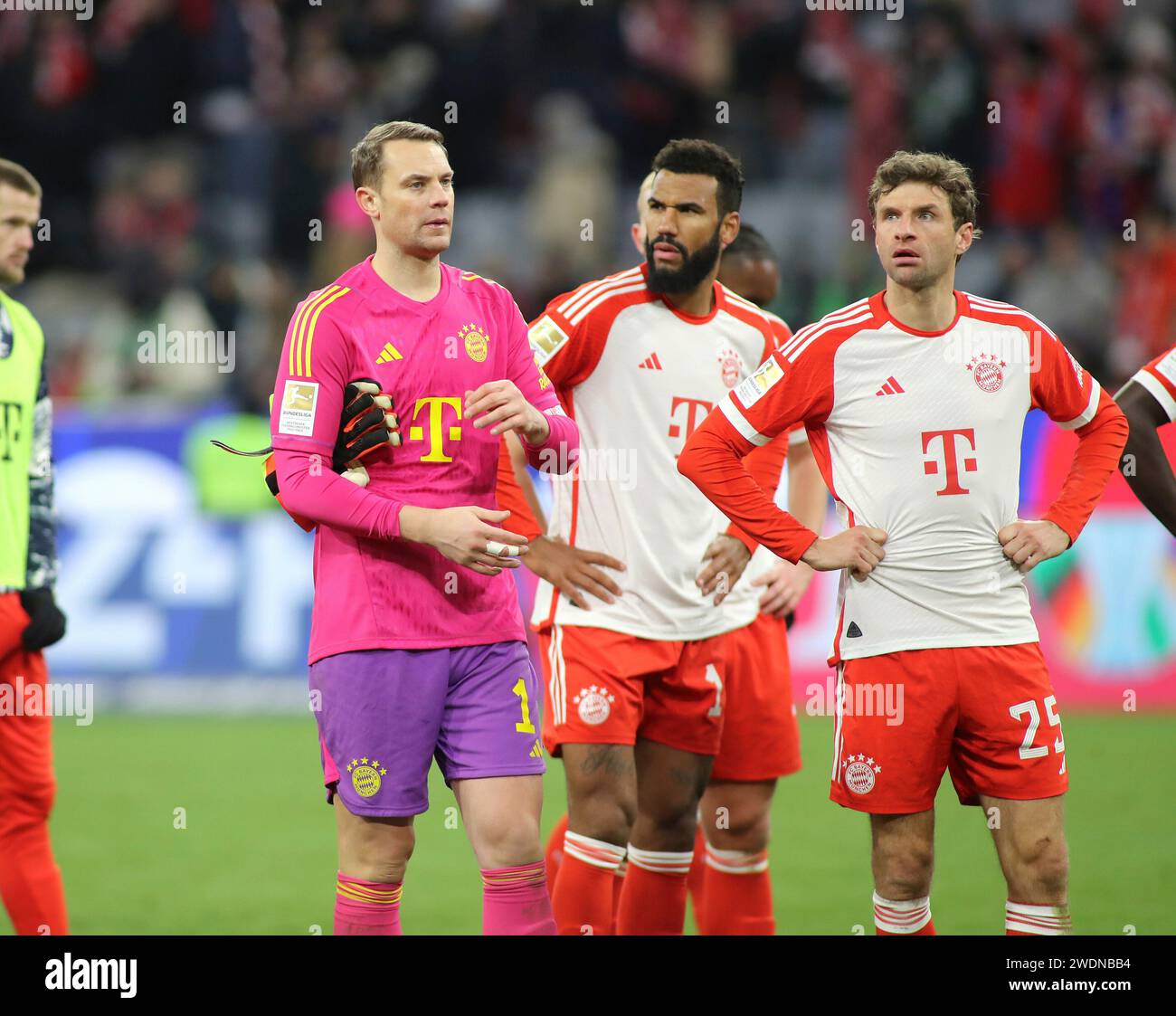 Manuel neuer fc bayern munchen li mit thomas muller hi-res stock ...