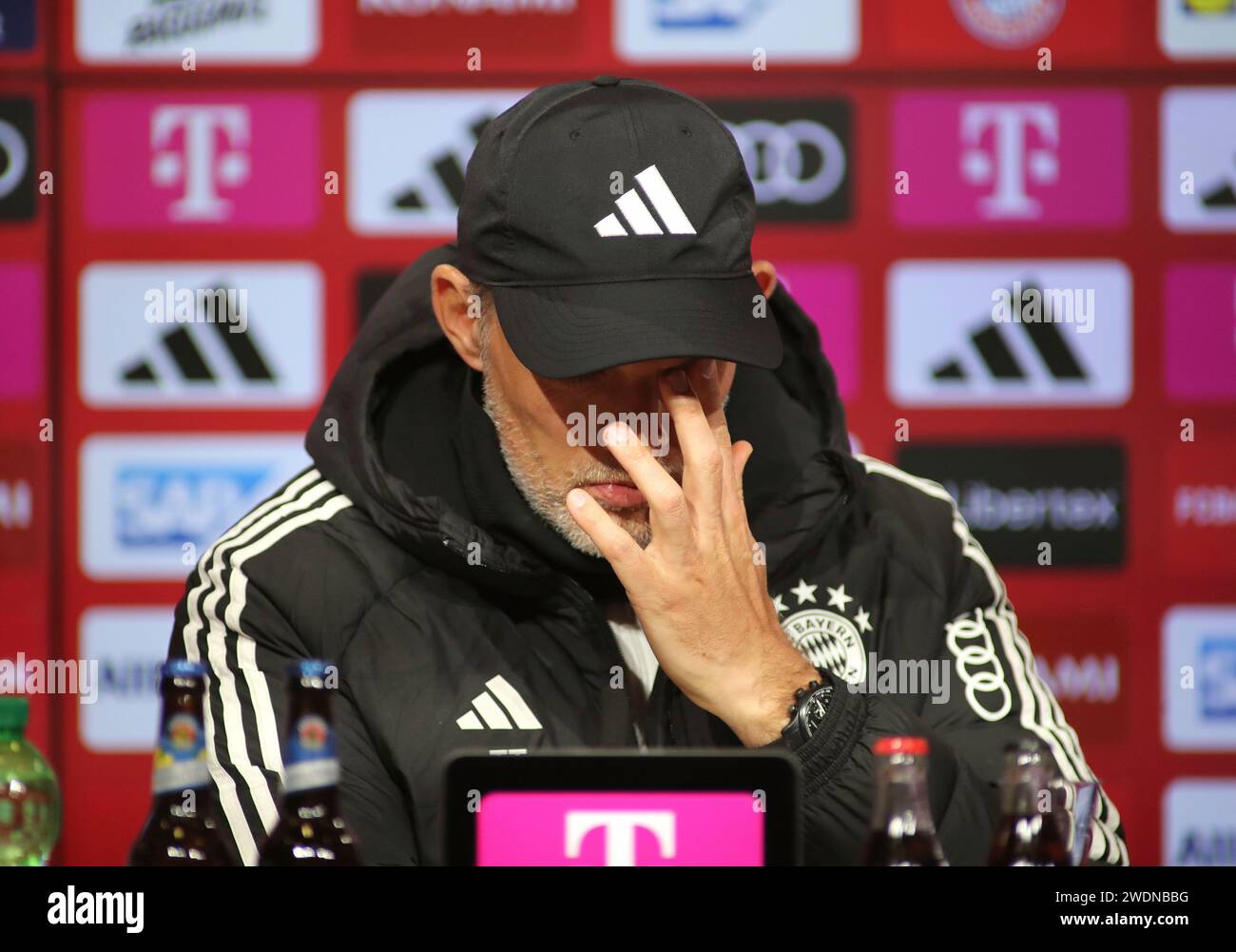 Finger am auge hi-res stock photography and images - Alamy