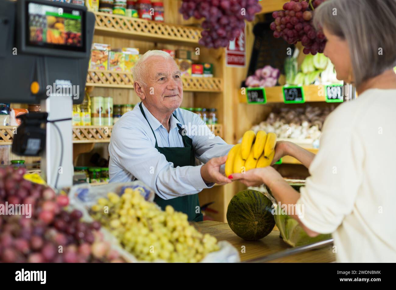Old man cashier serving customer in greengrocer Stock Photo - Alamy