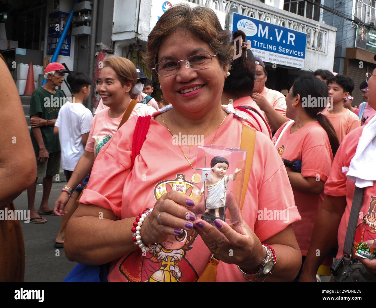 Malabon, Philippines. 21st Jan, 2024. A devotee shows her miniature Sto ...