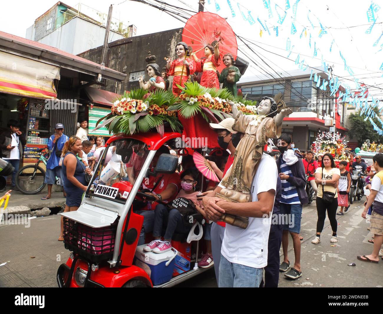 Malabon, Philippines. 21st Jan, 2024. A devotee carries his Sto. Niño ...