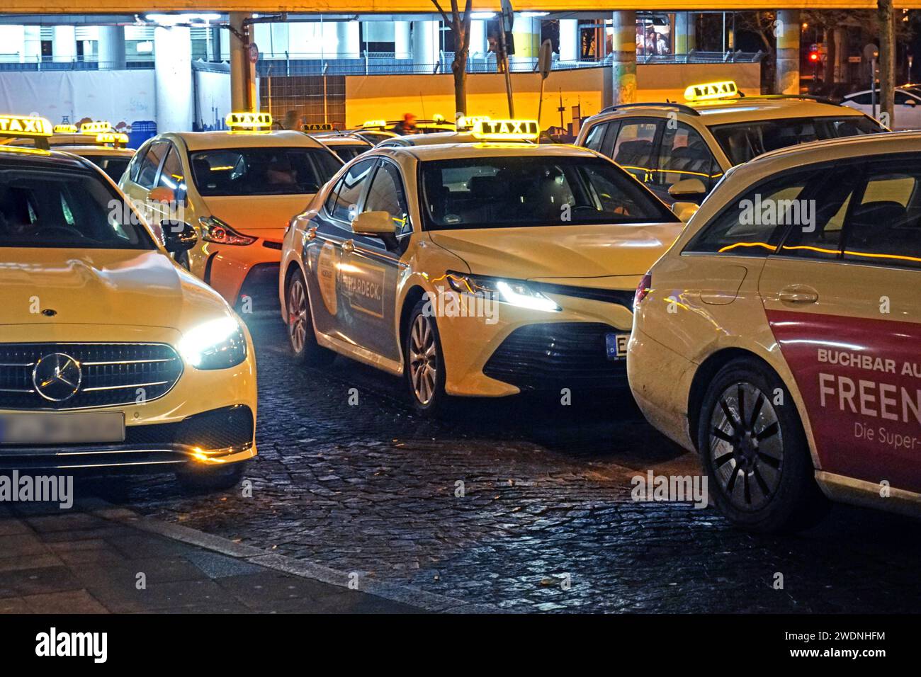 Straßenszenen zur späten Stunde Impressionen zur späten Stunde am ...
