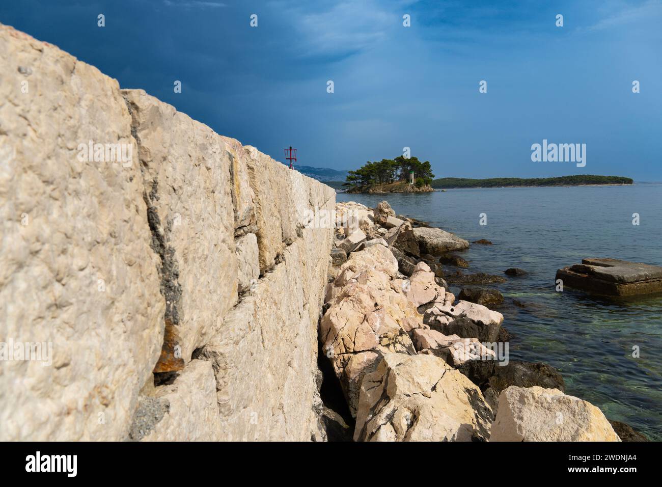 Dock stones hi-res stock photography and images - Alamy