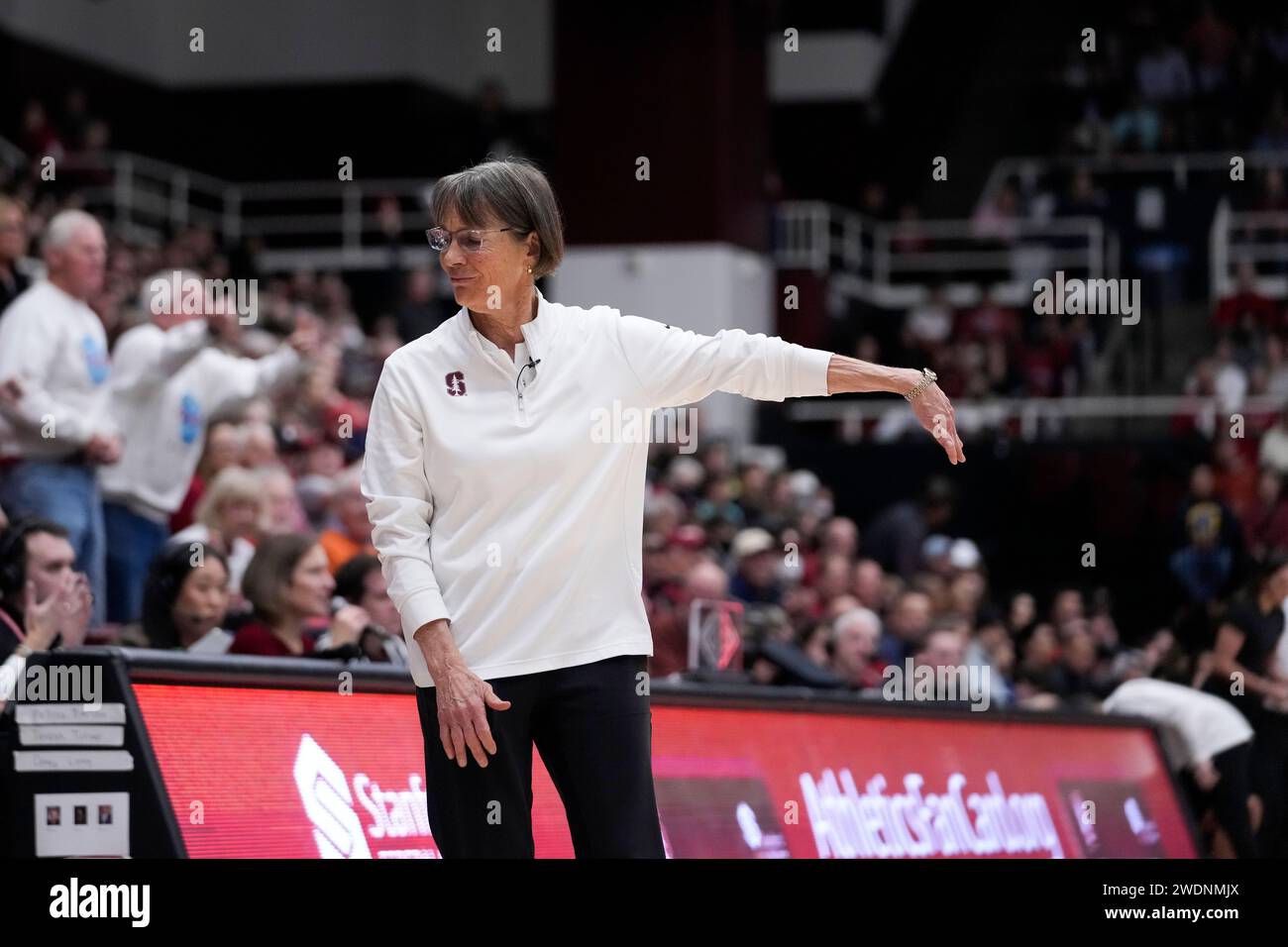 Stanford head coach Tara VanDerveer reacts during the first half of an ...