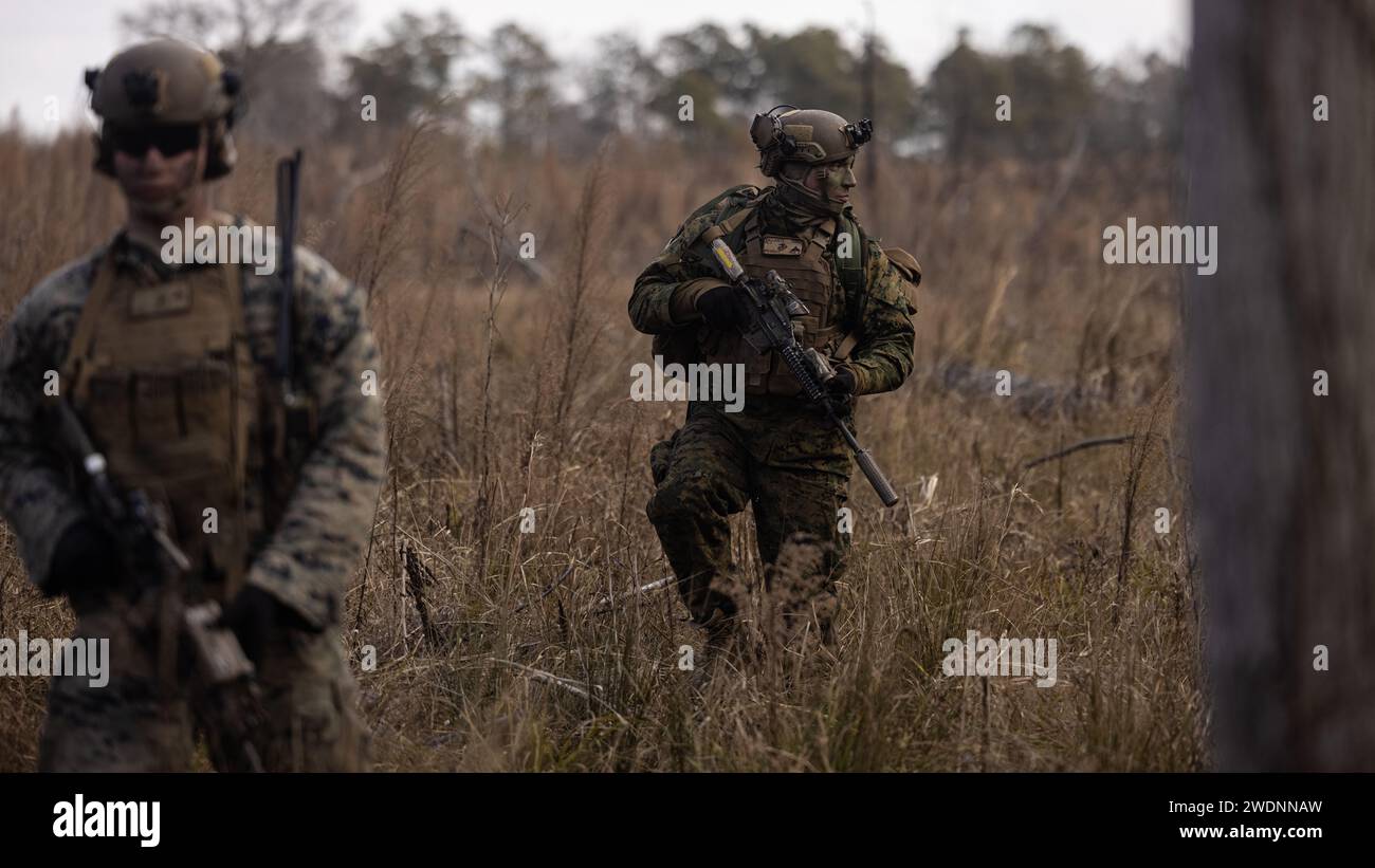 U.S. Marines with Charlie Company, Battalion Landing Team 1/8, 24th ...