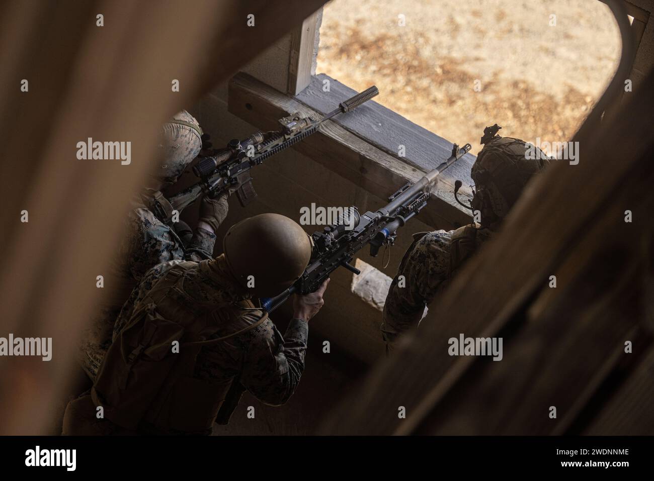 U.S. Marines with Alpha Company, Battalion Landing Team 1/8, 24th ...