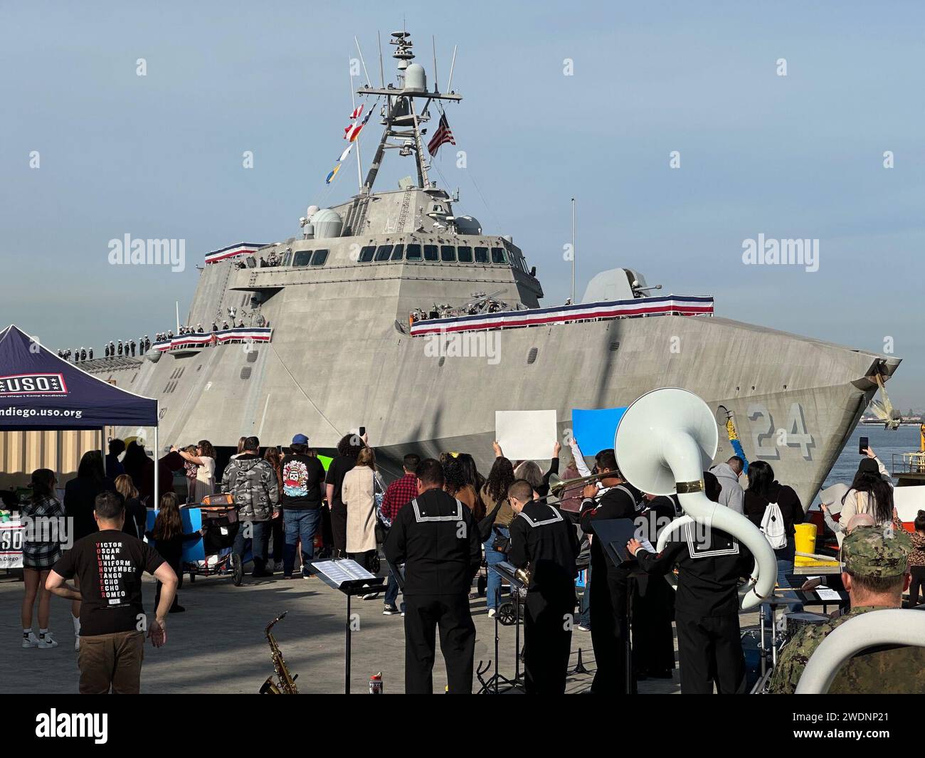 SAN DIEGO – The Independence-variant littoral combat ship USS Oakland ...