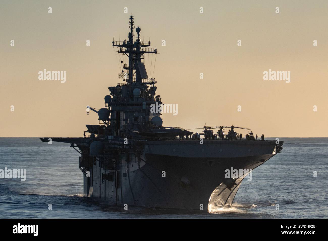 The Wasp-class amphibious assault ship USS Boxer (LHD4) steams in the ...