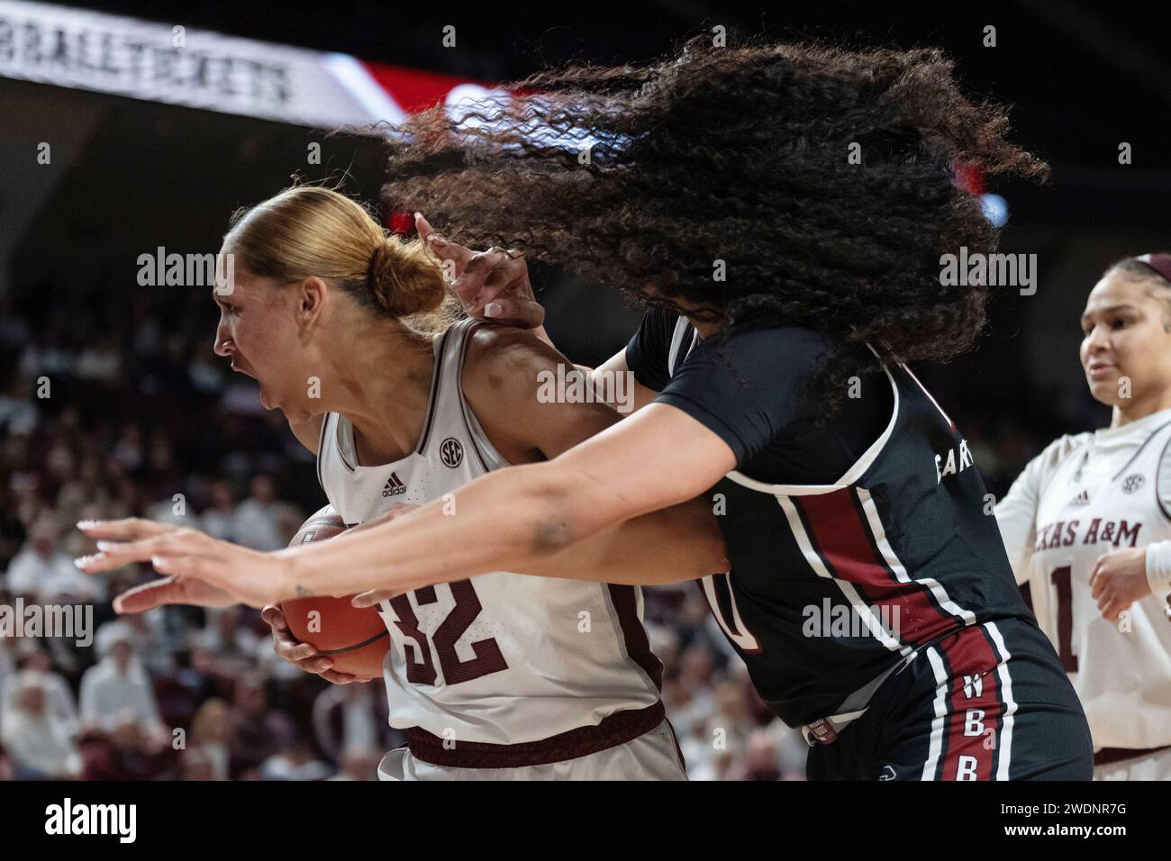 South Carolina center Kamilla Cardoso, right, reaches for a rebound ...