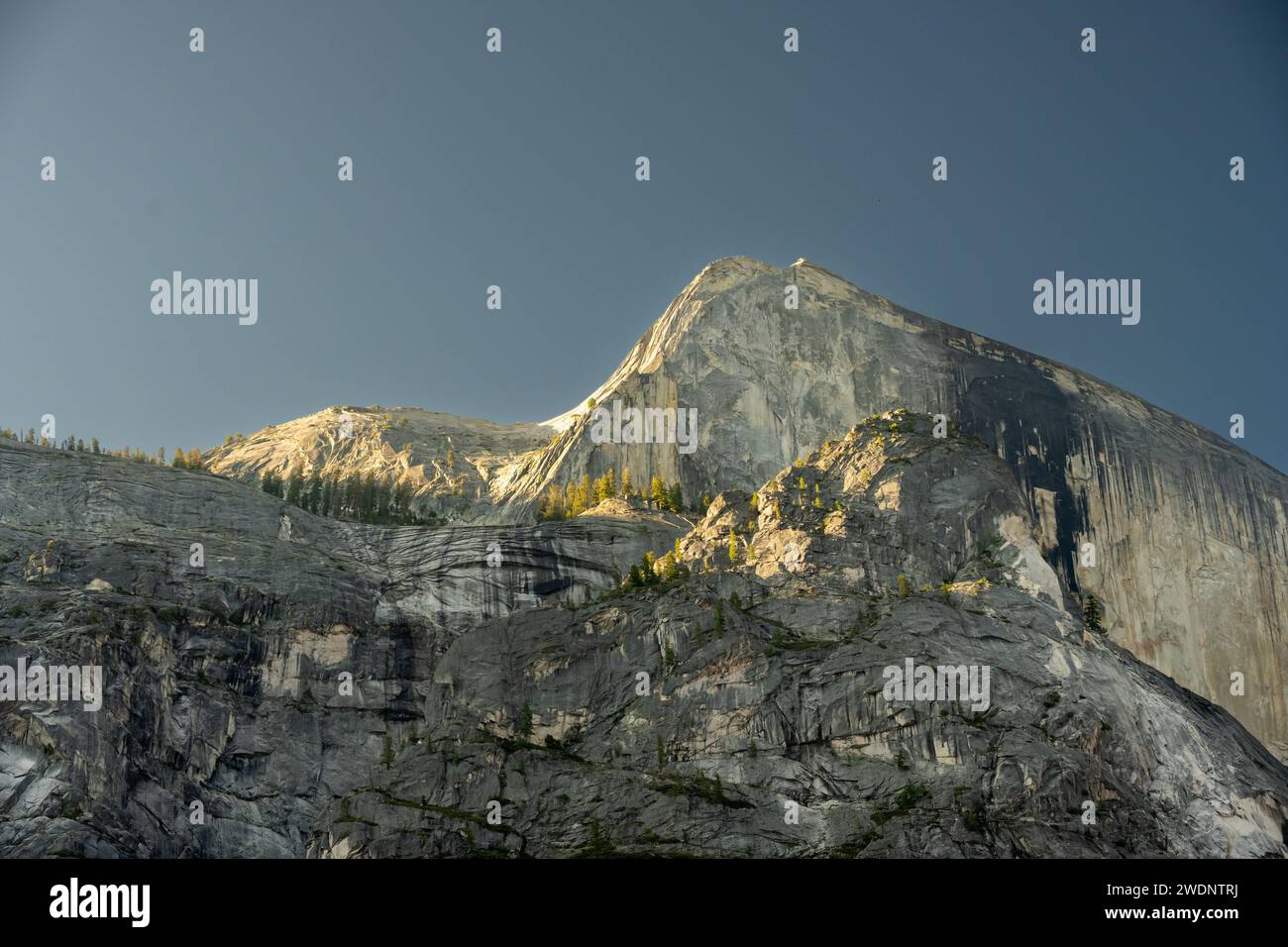 Yosemite granite cliffs forest hi-res stock photography and images - Alamy