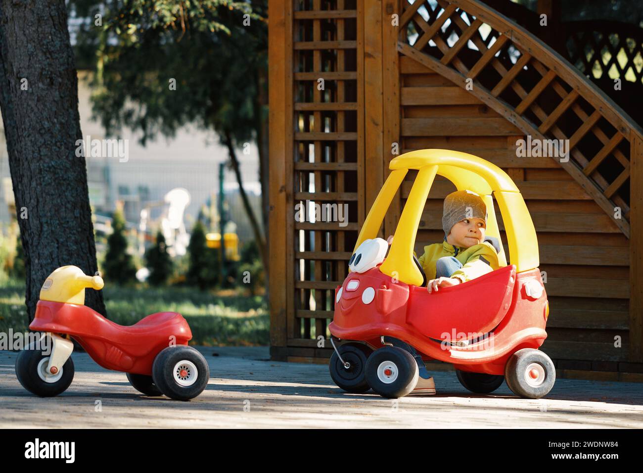Big car little car hi-res stock photography and images - Alamy