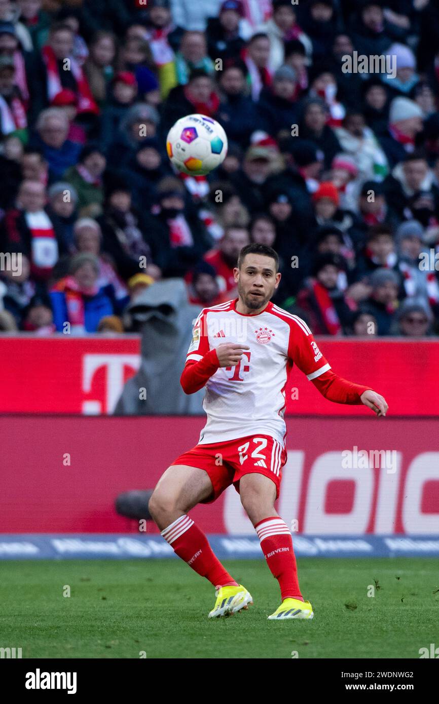 Raphael Guerreiro (FC Bayern Muenchen, #22) am Ball, GER, FC Bayern ...