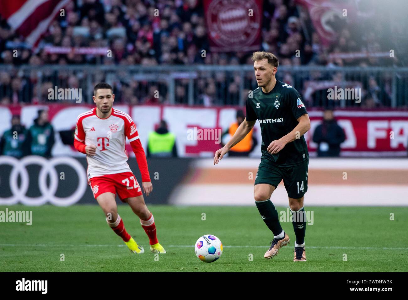 Senne Lynen (Werder Bremen, #14) im Zweikampf mit Raphael Guerreiro (FC ...