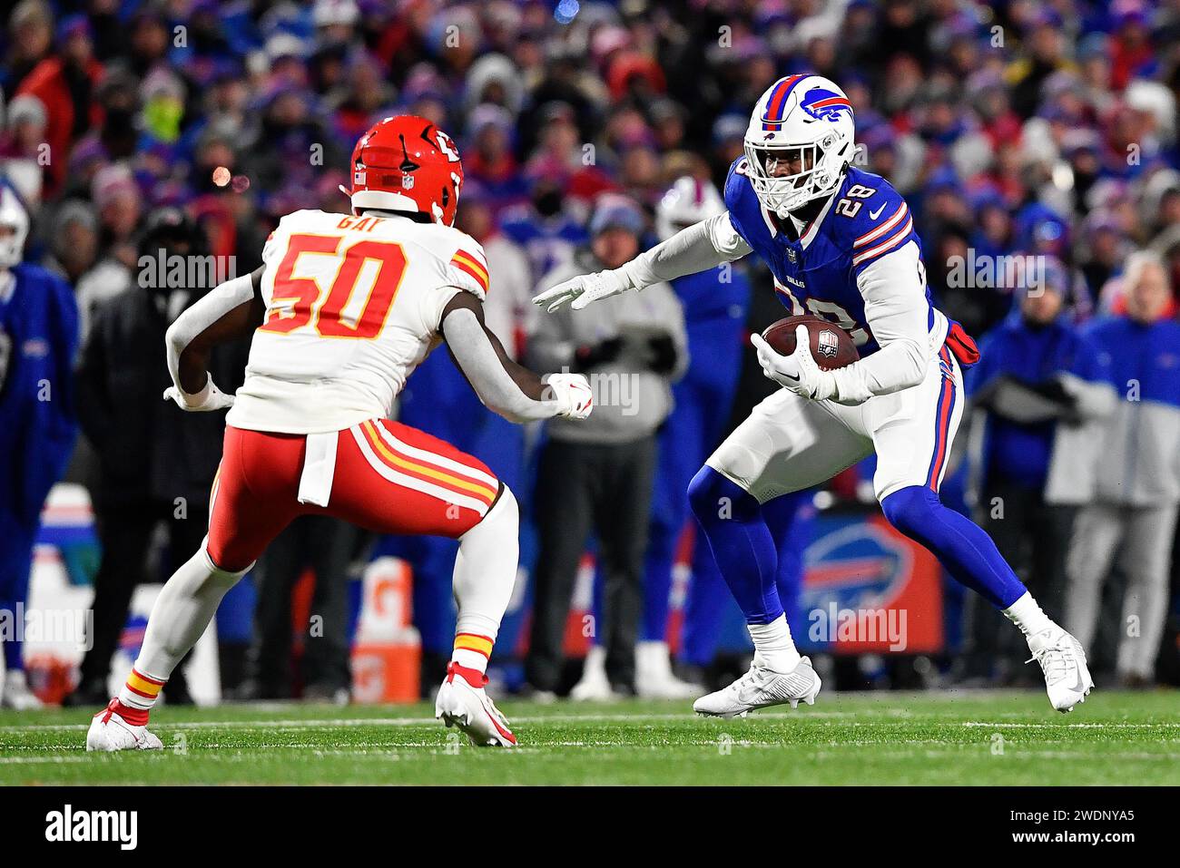 Buffalo Bills running back Latavius Murray (28) carries the ball ...