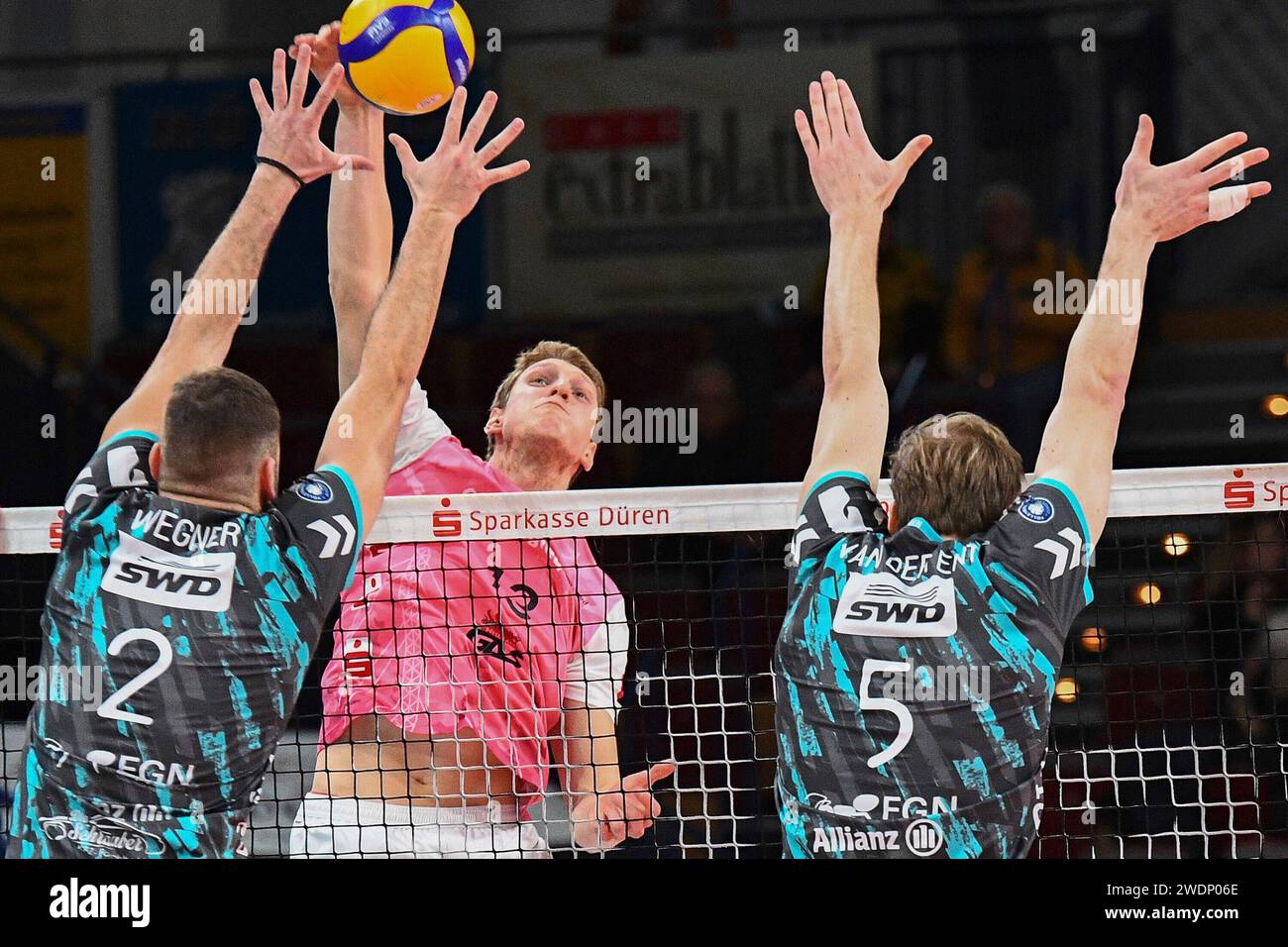 v.li.: Nico Wegner (Powervolleys Düren, 2), Charlie Peters (Netzhoppers ...