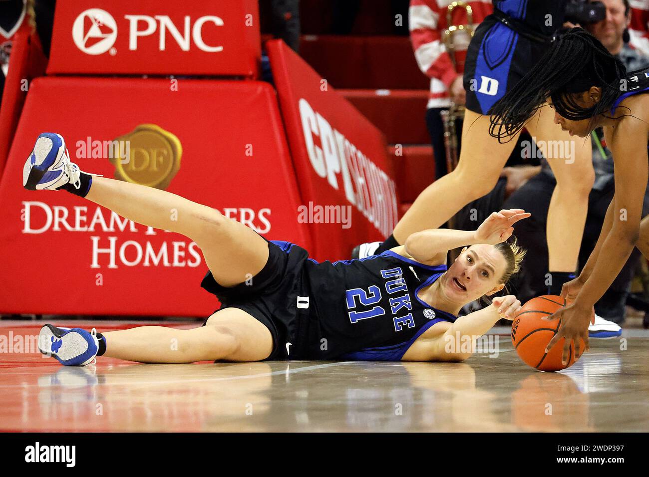 Duke's Camilla Emsbo (21) pushes the ball to teammate Oluchi Okananwa ...