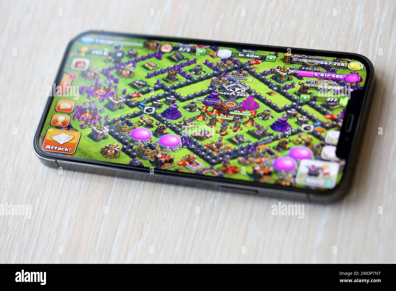 Mobile game screenshot supercell hi-res stock photography and images ...