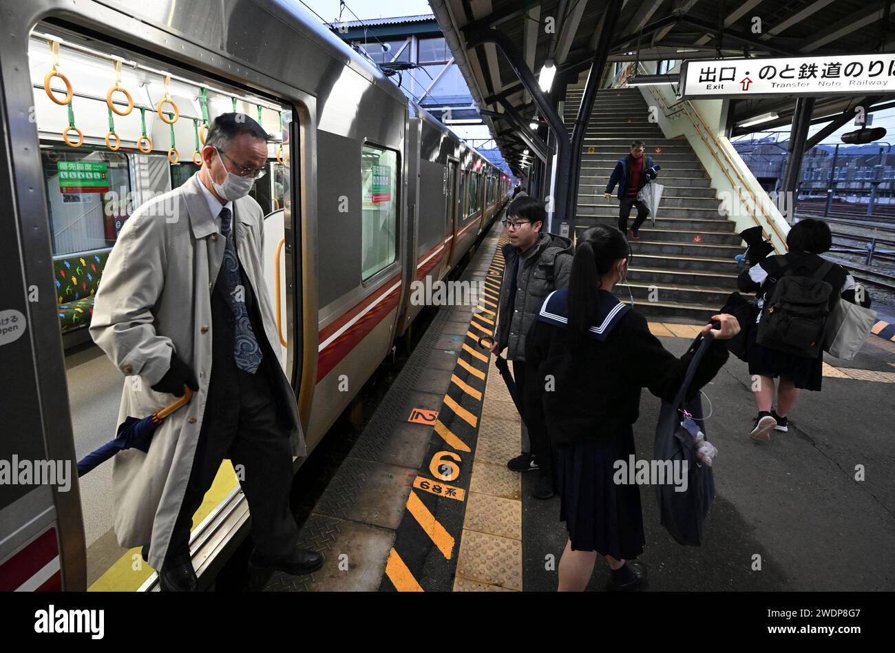 JR Nanao Line train, which has resumed operations between Nanao Station ...