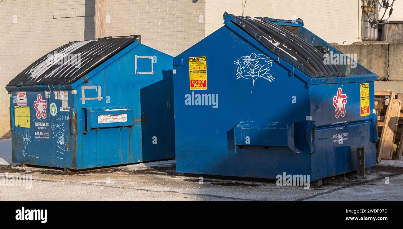 Parking lot recycling container hi-res stock photography and images - Alamy