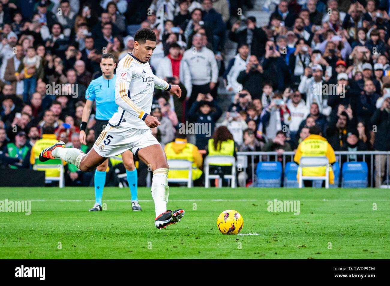 Real madrid shooting penalty hi-res stock photography and images - Alamy