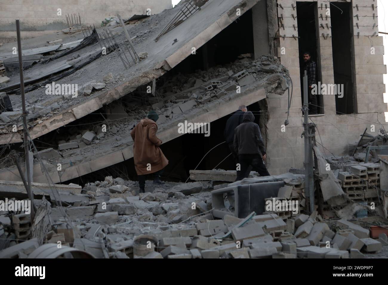 (240122) -- HEBRON, Jan. 22, 2024 (Xinhua) -- People check the rubble ...