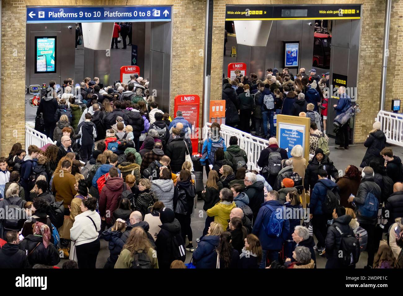 London, UK. 21st Jan, 2024. Crowds of commuters seen moving to the ...