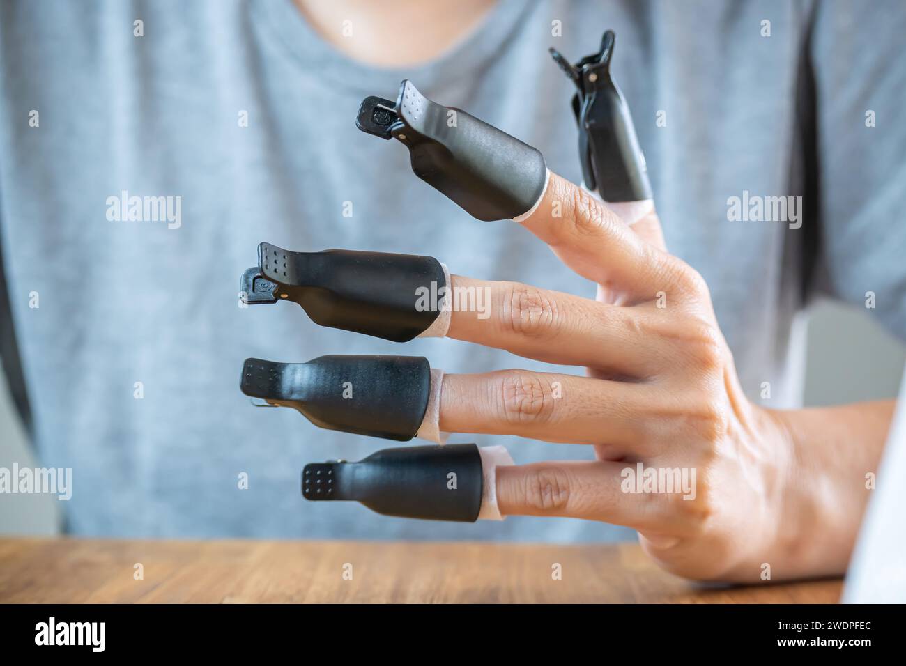 Hand of a young woman using presses to remove semi-permanent nail paint ...